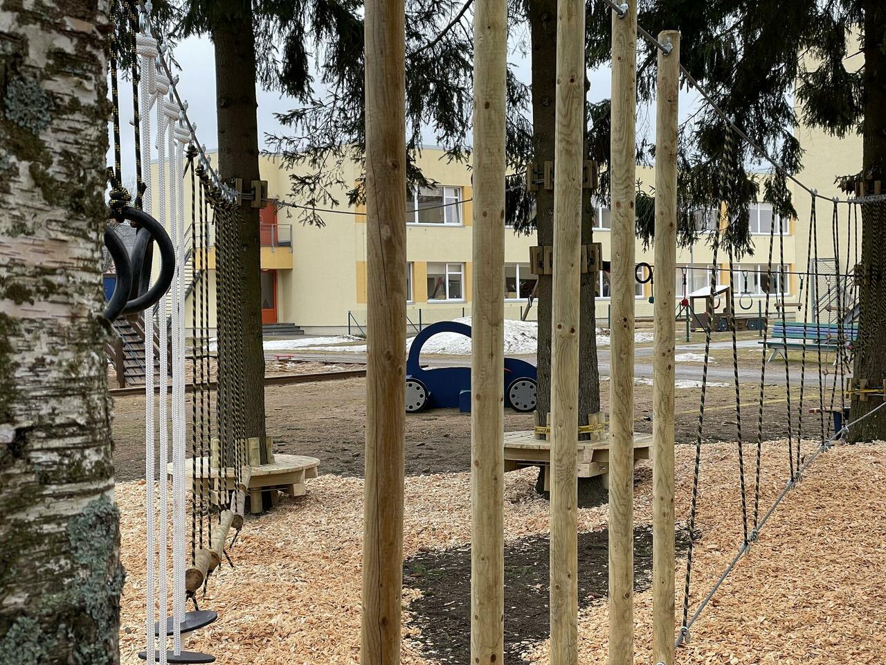 Loksa Lasteaia madalseiklusrada – Slackline.ee