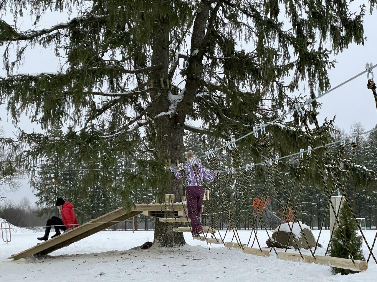 Kalmetu Kooli madalseiklusrada – Slackline.ee